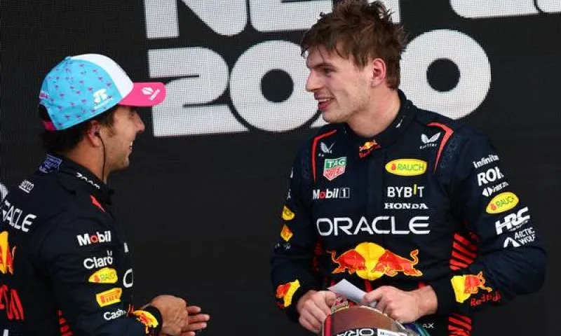 Routine Verstappen in motorhome en garage voor start van F1-race