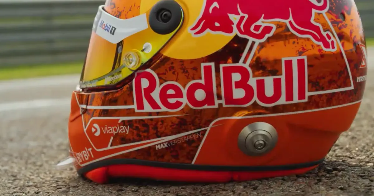 Verstappen onthult nieuwe 'Orange Tribute' helm voor meerdere GP's dit jaar
