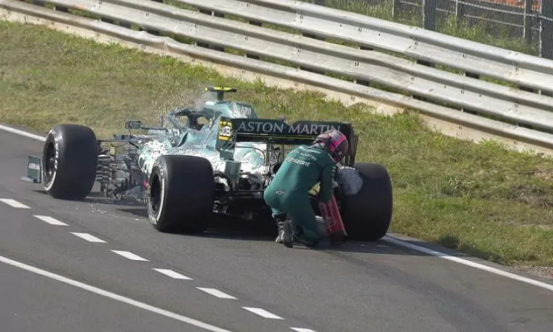 Vettel zorgt voor eerste code rood en gaat aan de gang met brandblusser