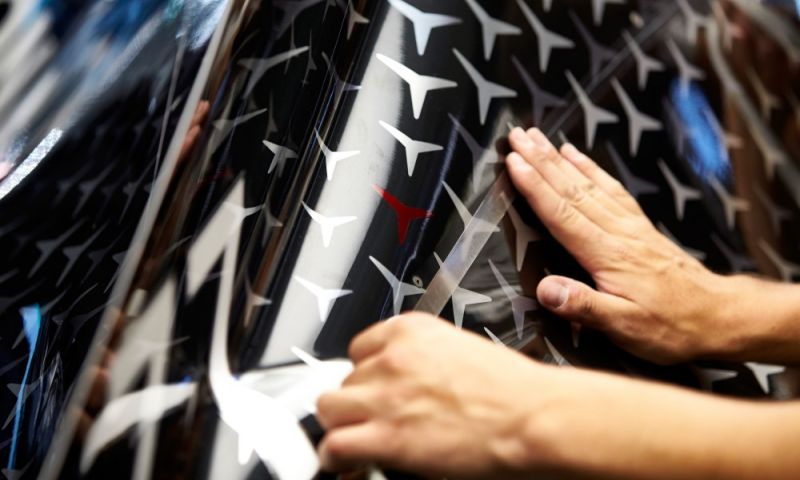 Red star in honour of Lauda stays on Mercedes