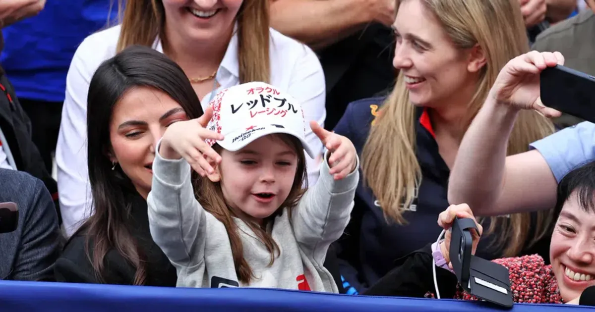 Penelope takes over from Verstappen in livestream again: 'Hi boys!'