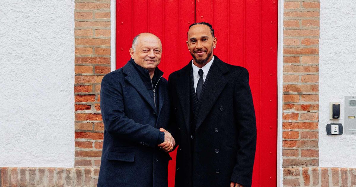 Hamilton enthüllt auffälligen neuen F1-Helm mit Ferrari-inspiriertem Design