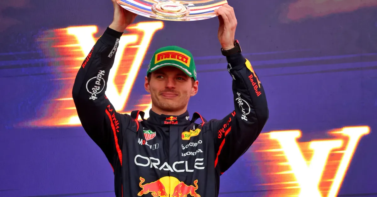 Verstappen lacht na P2 in Australië en hint op titelstrijd met McLaren