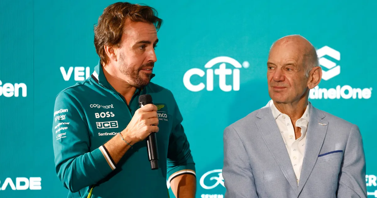 First Photos of Fernando Alonso with Adrian Newey in the Factory