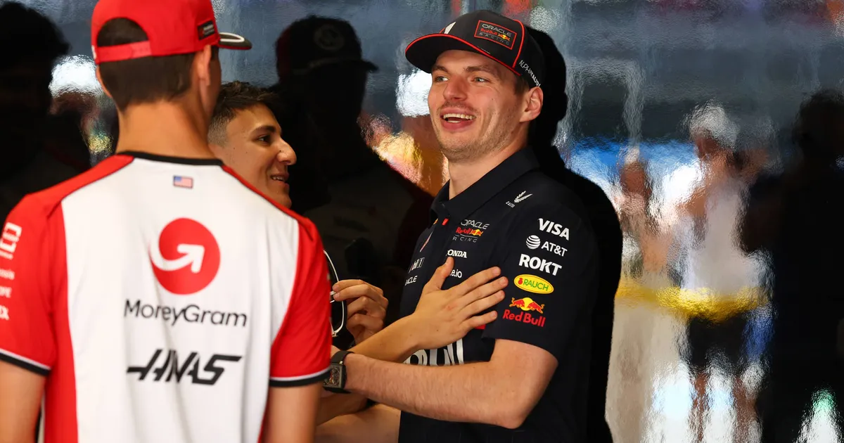 LIVE F1 | Verstappen krijgt weer kritiek van een FIA steward, maar er wordt ook flink ingezet op ...