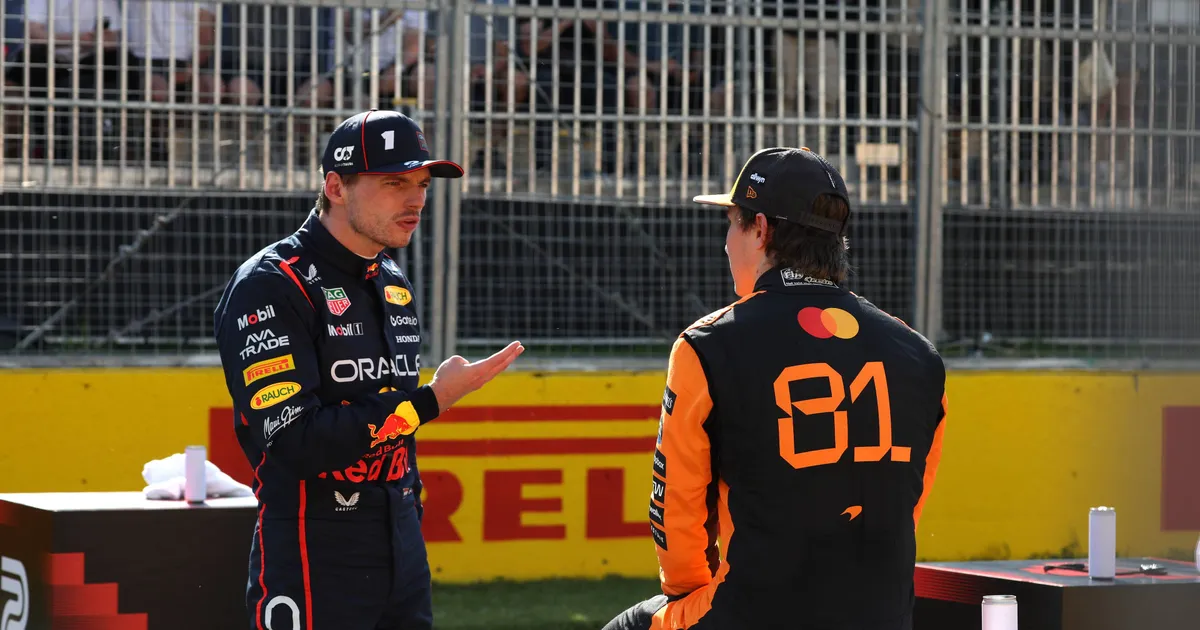 Internet schrikt van enorm gat tussen Verstappen en Piastri in sprintkwalificatie