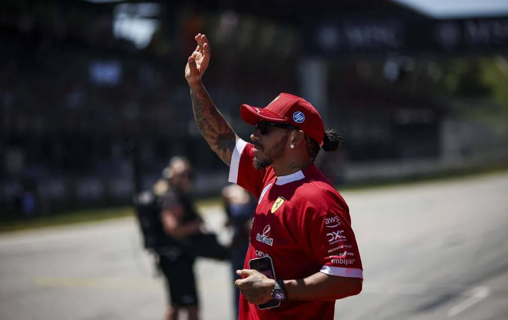 Hamilton enthüllt spezielle mehrfarbige Kappe, den er während des ...