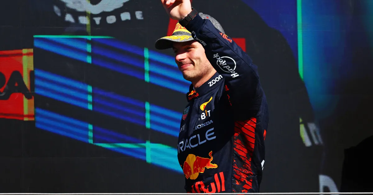 Hamilton verslaat Verstappen in zinderende regenrace op Silverstone