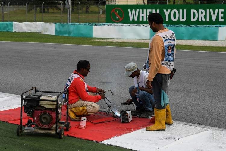 GRANDPRIX247 | Sepang gets all clear after drain cover scare