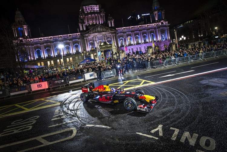 GRANDPRIX247 | Red Bull and Coulthard burn rubber in Belfast