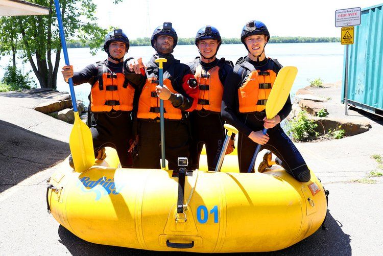 GRANDPRIX247 | Red Bull drivers do white water rafting