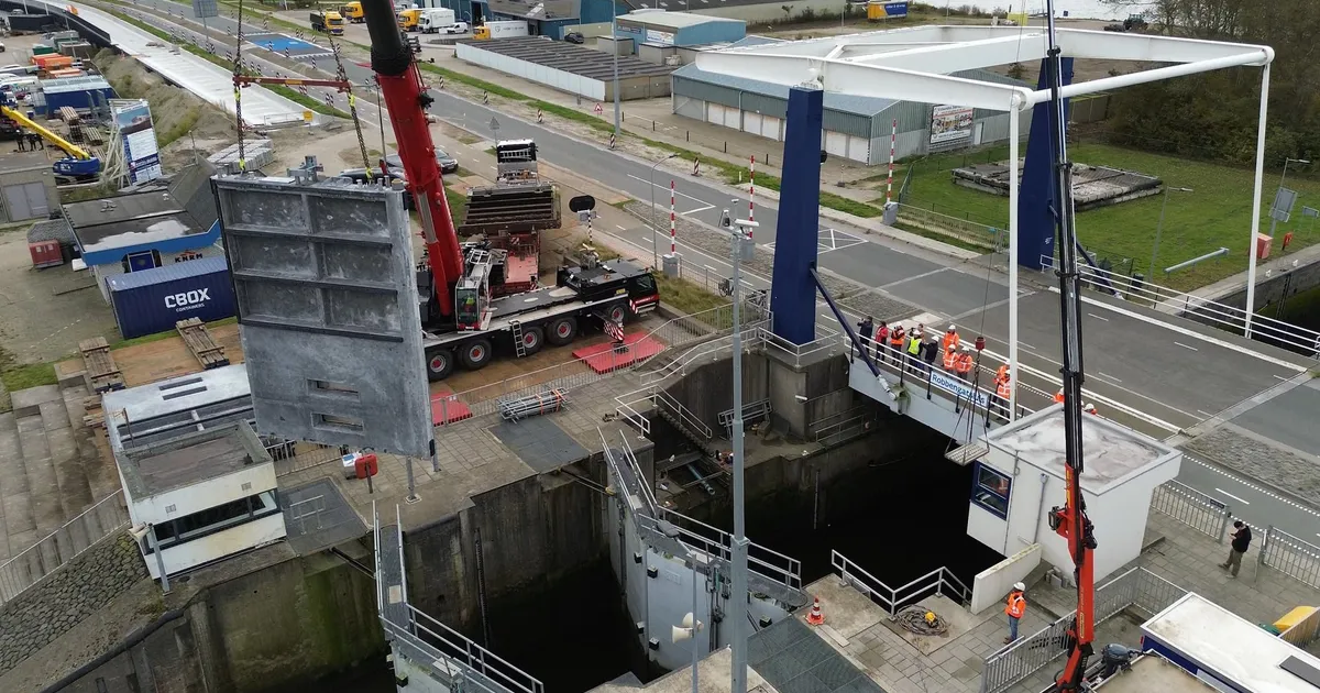 Unieke sluisdeuren van extra sterk beton geplaatst in Lauwersoog