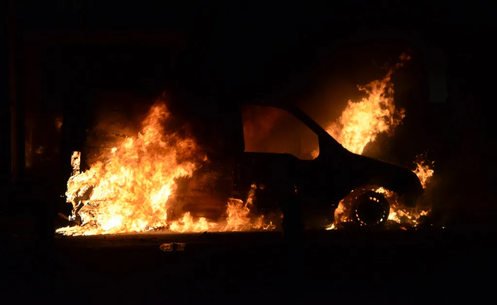 Dode gevonden in uitgebrande auto midden in het bos