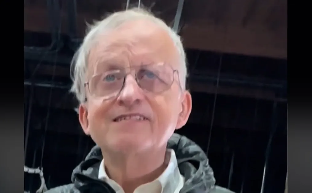 Na 42-jarige trouwe dienst, geeft werkgever John (70) een triest en ...