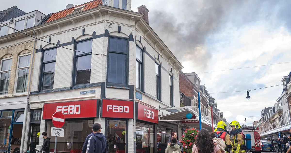 Brand bij snackbar Febo, Paul Krugerstraat hoek Generaal Cronjéstraat