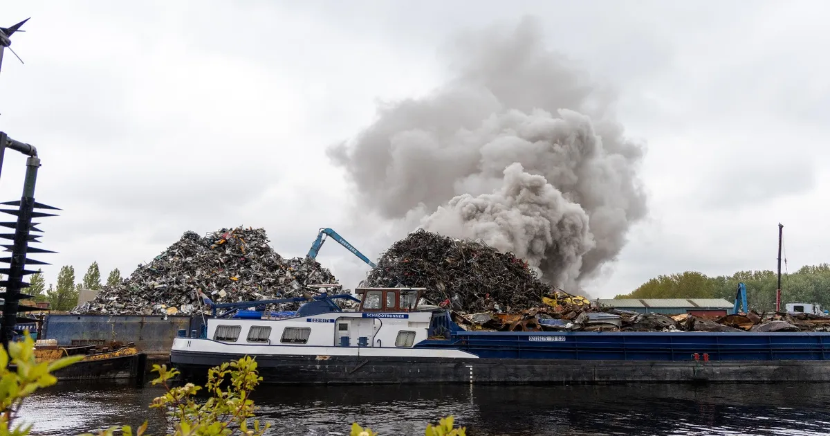 Grote brand in auto- en scheepssloperij in Haarlem