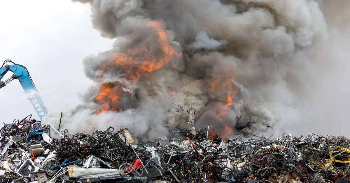 Enorme rookontwikkeling bij brand Haarlemse sloperij