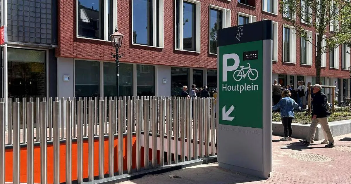 Nieuwe fietsenstalling onder Houtplein in Haarlem geopend