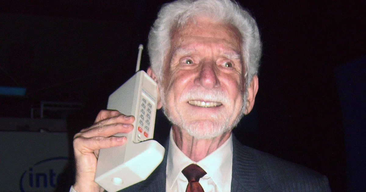 Het mobieltje vandaag 50 jaar: een uitvinding die insloeg als een ‘baksteen’