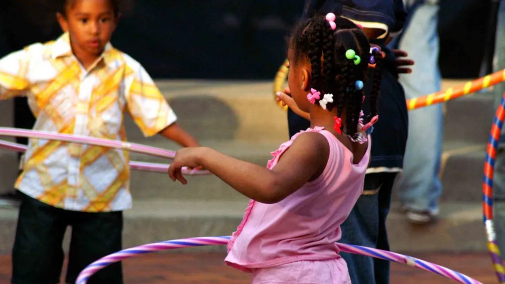 De Hula Hoop is jarig: Al 65 jaar ‘Schudden met die heupen’!