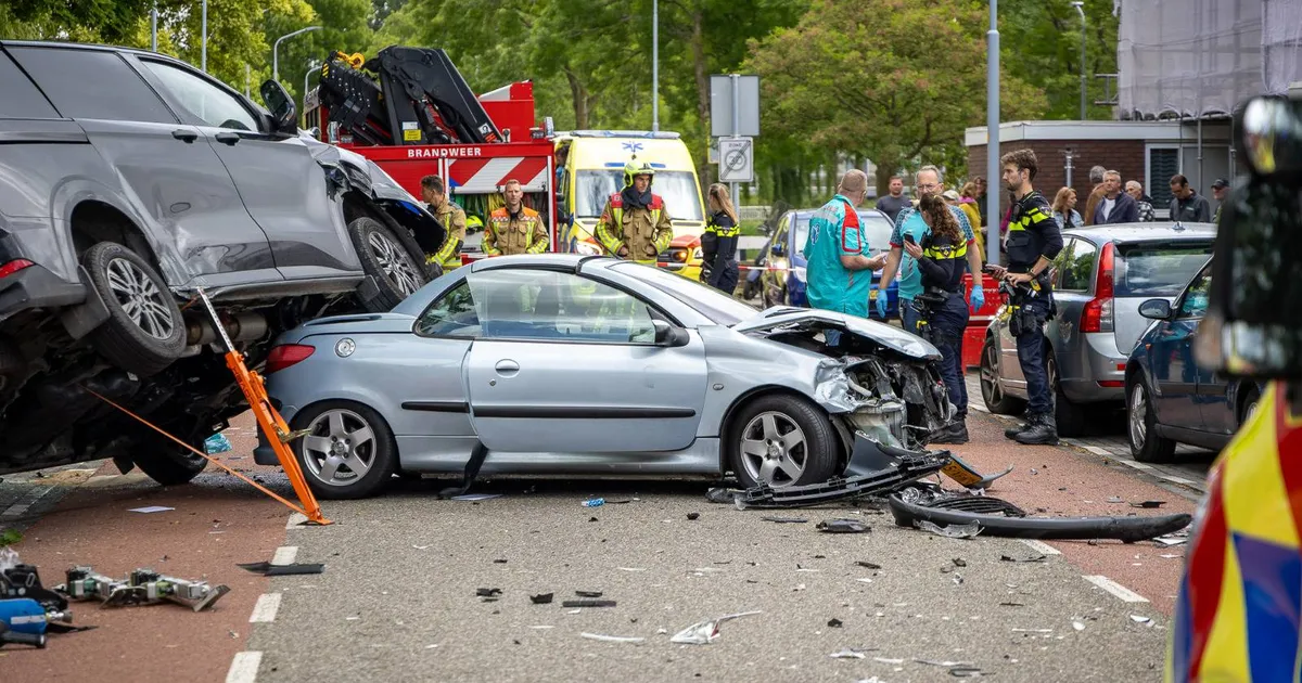 Grote ravage op Boslaan in Hoofddorp na aanrijding met vijf voertuigen