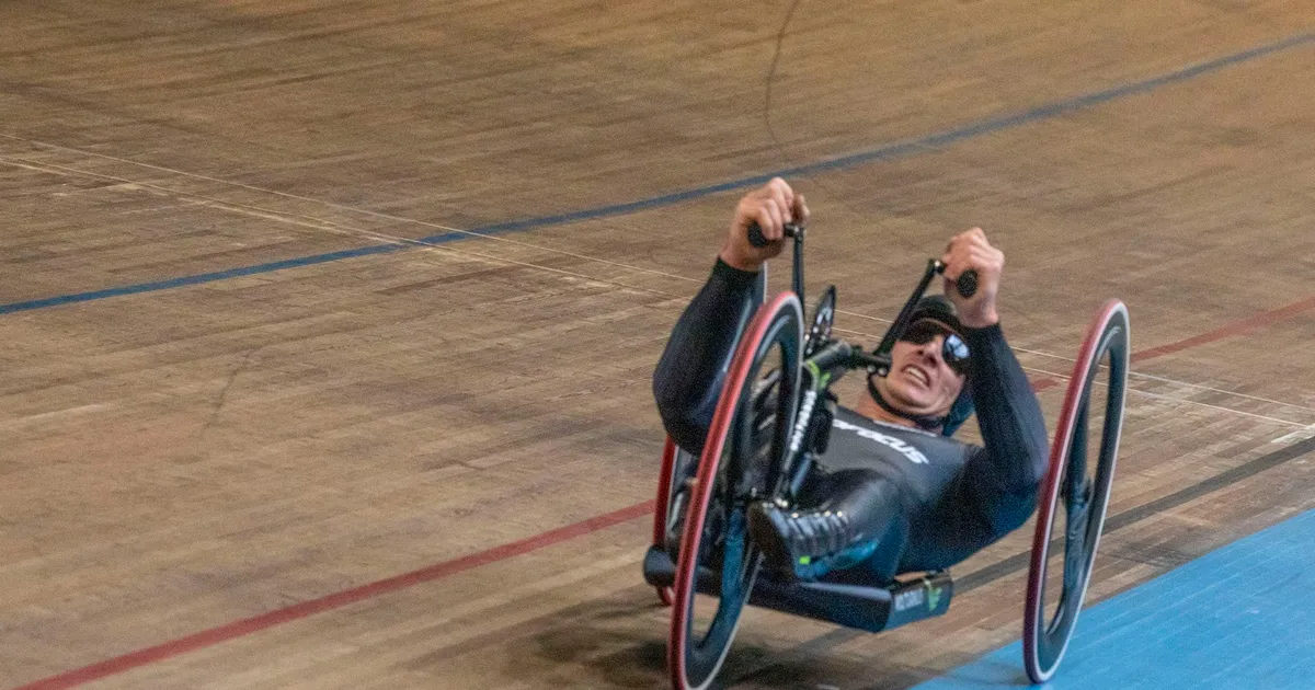 Handbiker Jetze Plat behaalt wereld-uurrecord