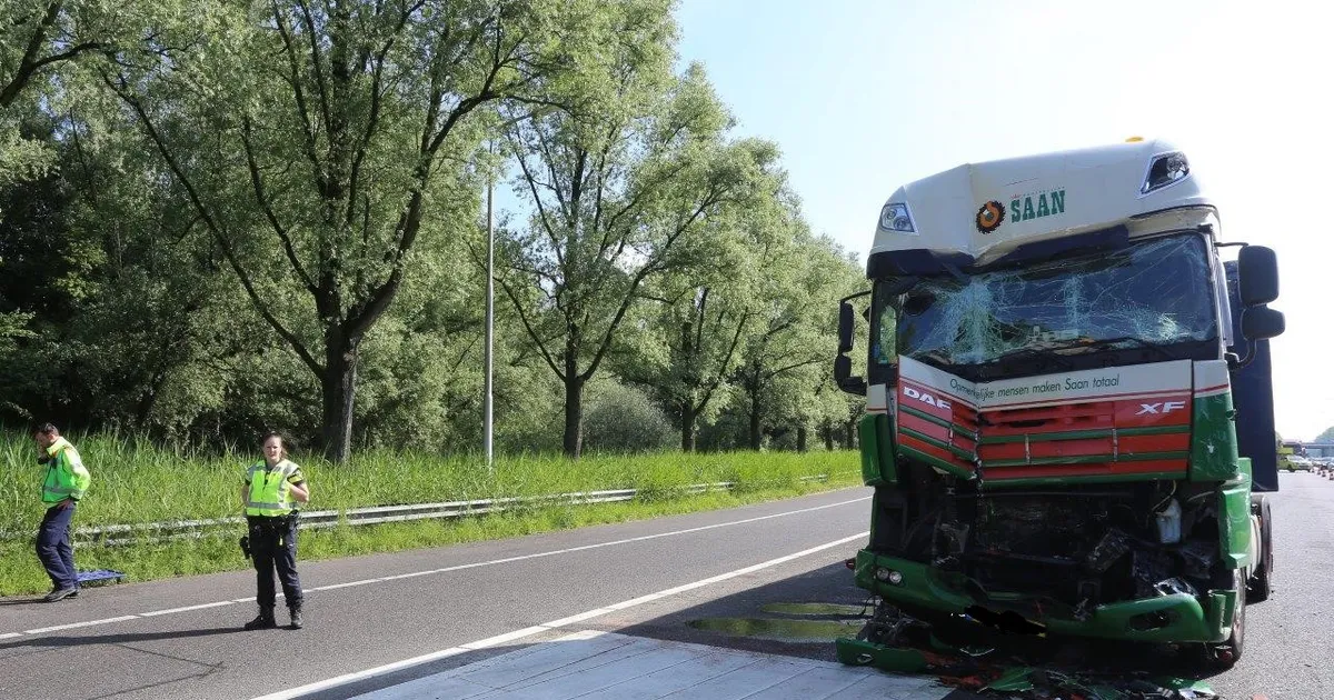 Vrachtwagens botsen op A59 bij Den Bosch