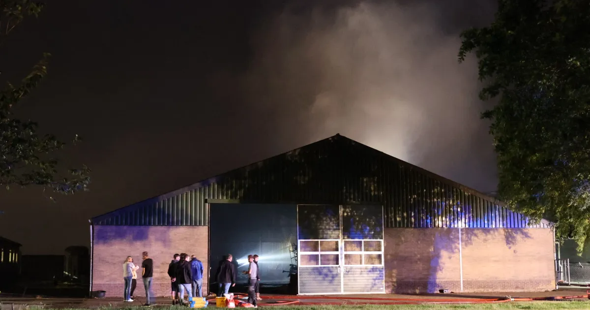 Brand in opslag met hooi en landbouwmachines