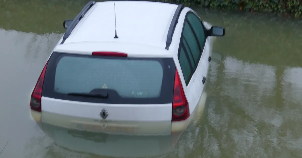 Auto rijdt het water in bij Veen