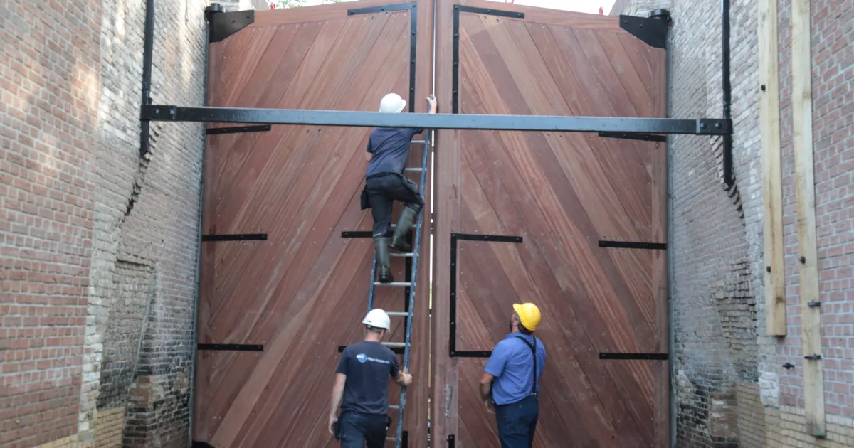 Sluisdeuren ingehangen bij Doeverensesluis