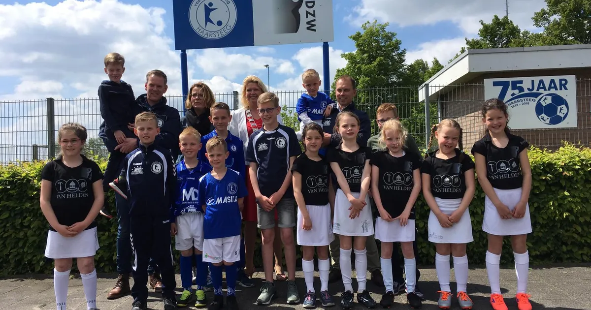 Nieuwe welkomstbord bij Sportpark Haarsteeg onthuld