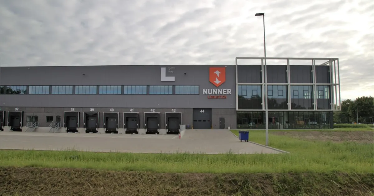 Logo op de gevel bij dienstverlener Nunner