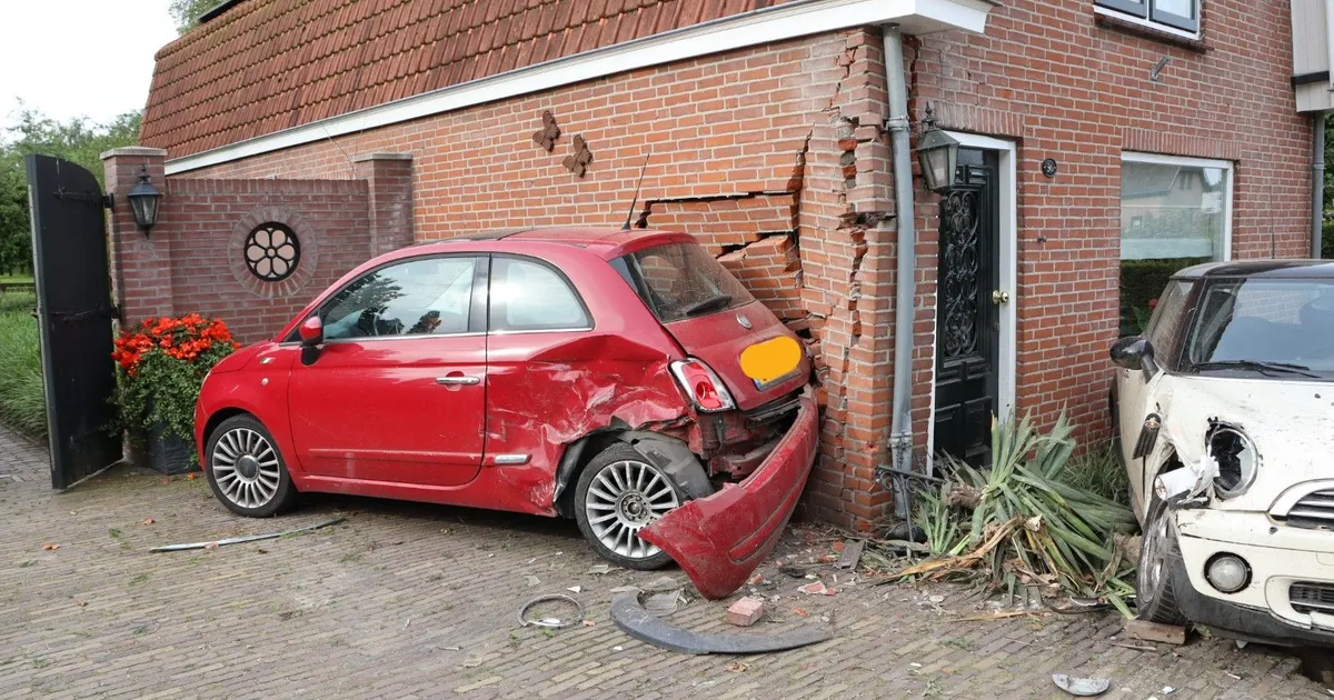 Automobilist zonder rijbewijs rijdt onder invloed tegen huis