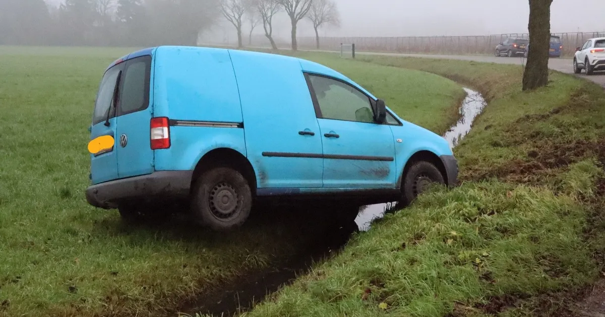 Automobilist raakt controle over stuur kwijt en komt in sloot terecht