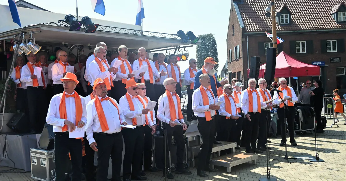 Het Groot Dwergonisch Mannenkoor trad op in zorgcentrum Eikendonk en op ...