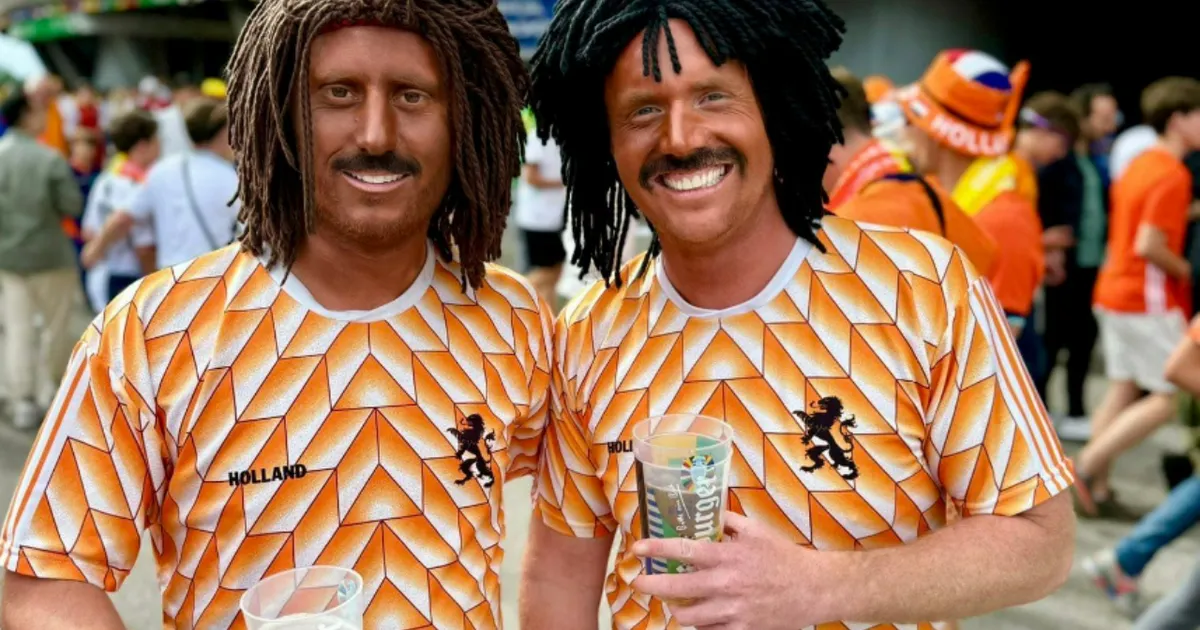 Verklede Ruud Gullit-fans maken comeback: trekken zich niks aan van ...