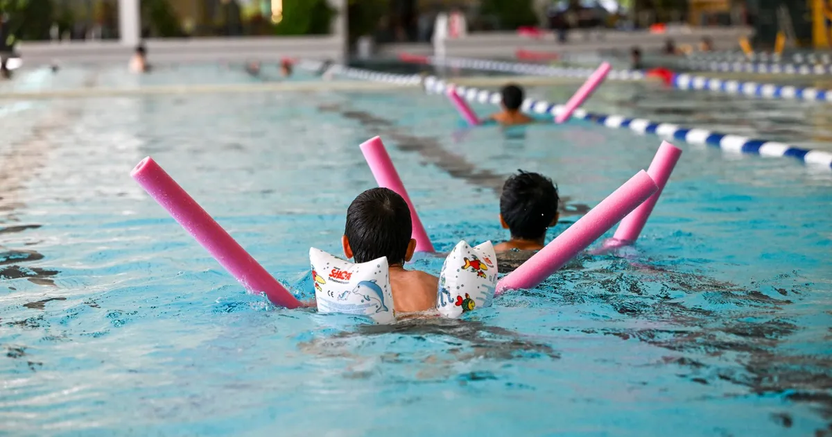 Zwemles steeds duurder: meer ouders doen kind niet op les