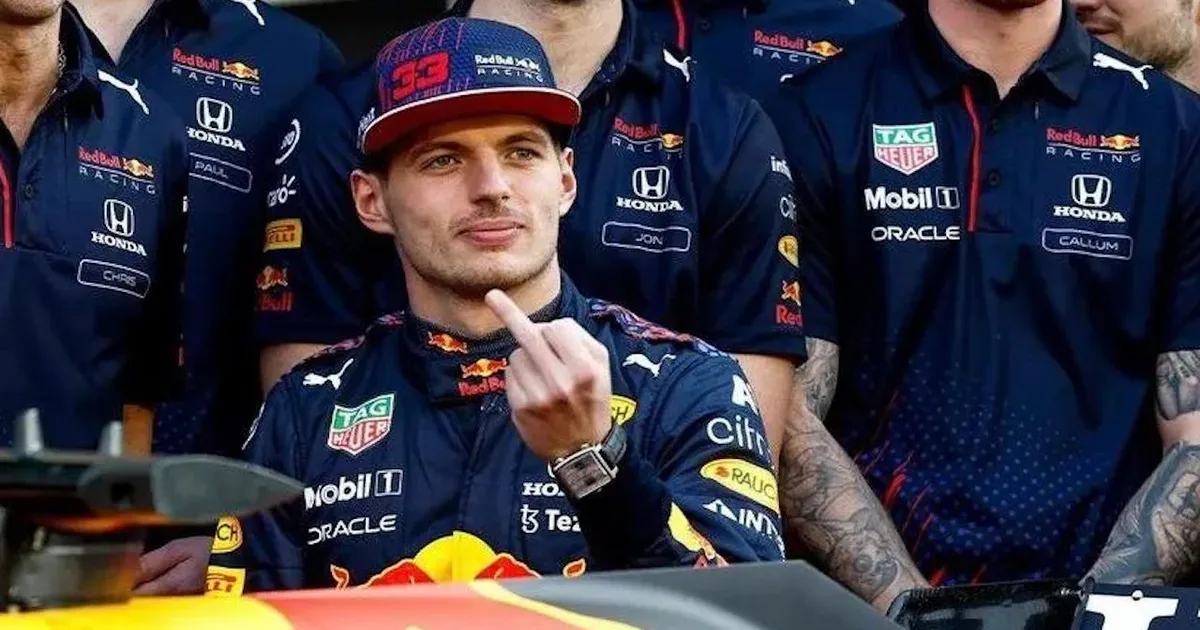 Max Verstappen krijgt taakstraf na schokkend scheldincident tijdens persconferentie!