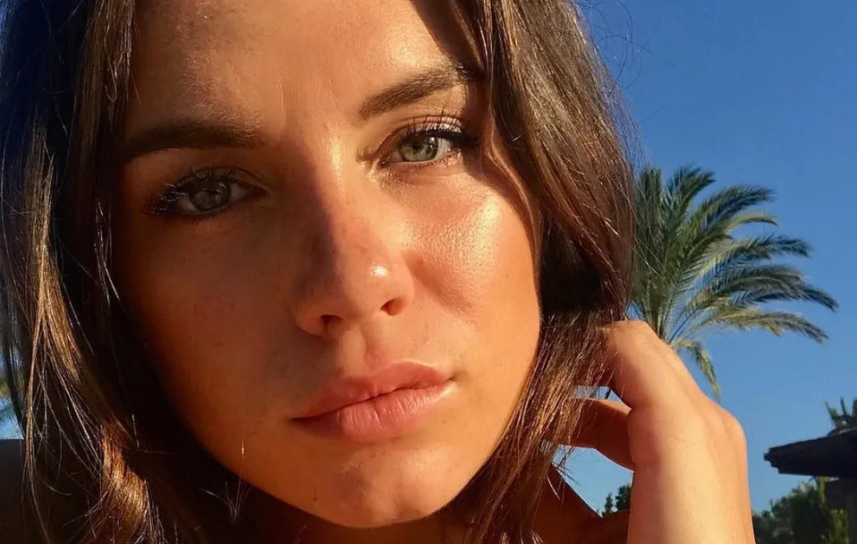 Zangeres Maan uit de kleren en deelt pikante foto