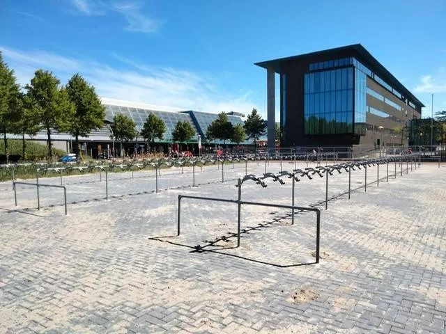 Tijdelijke fietsenstalling bij station Lelystad klaar
