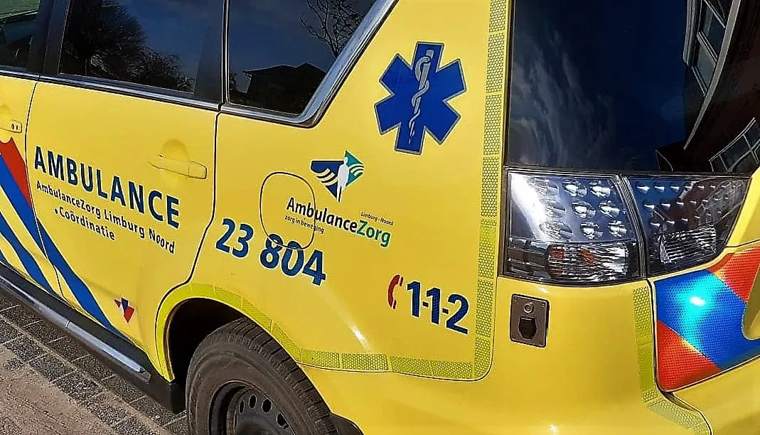 Vrachtwagen komt tot stilstand tegen een boom langs de N279 bij Heibloem