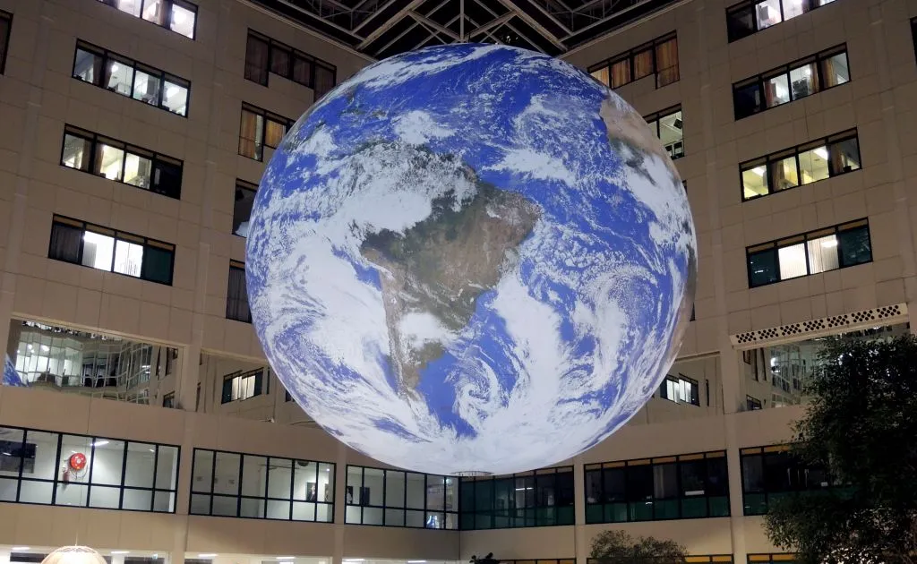 Atrium Rijnstate tijdelijk voorzien van enorme verlichte wereldbol