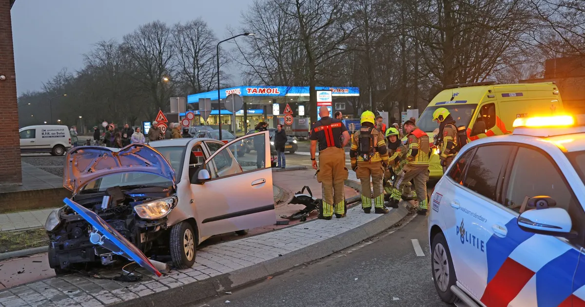 Flinke schade na ongeval op rotonde in Waalwijk