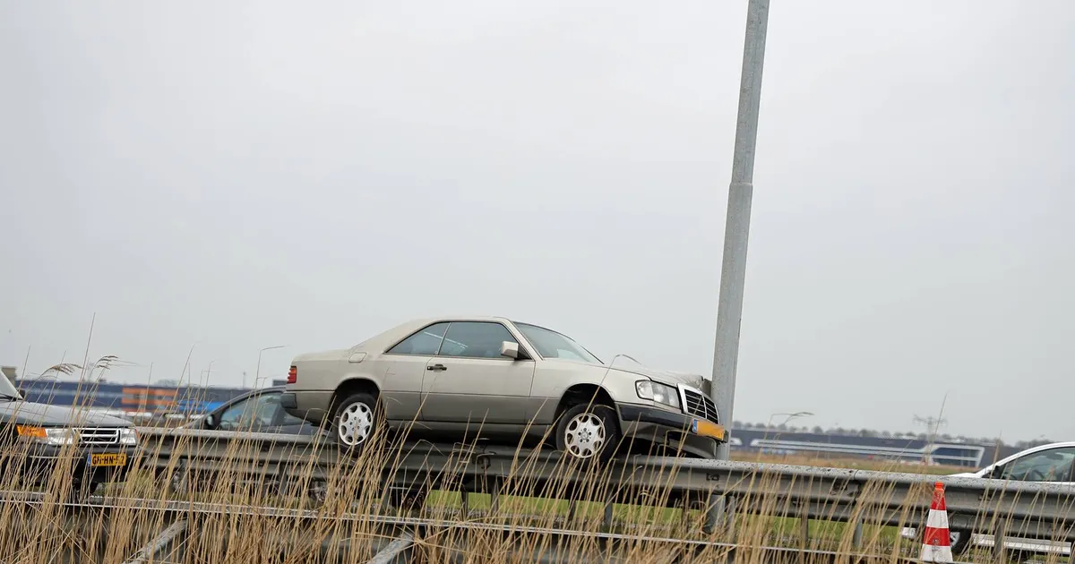 Auto vliegt van autotransporter en belandt op vangrail na crash op A59 ...