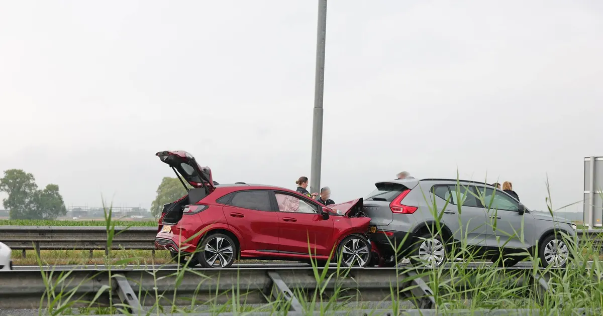 Drie auto's botsen op elkaar op A59: flinke schade, geen gewonden