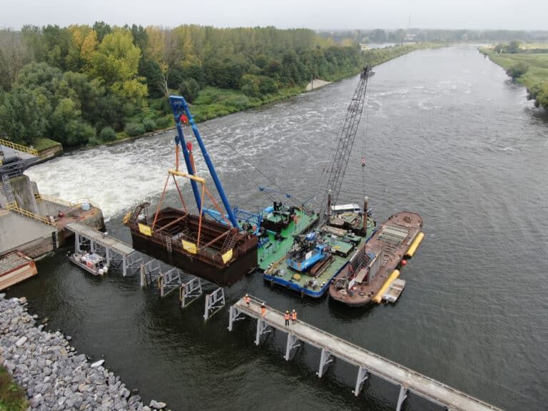Vervangen jukken bij stuw Roermond is afgerond