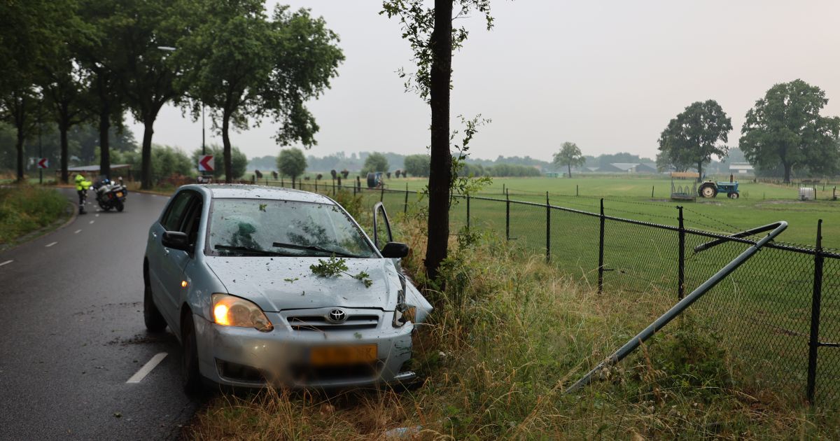 Auto vliegt uit bocht en rijdt lantaarnpaal uit grond in Erp