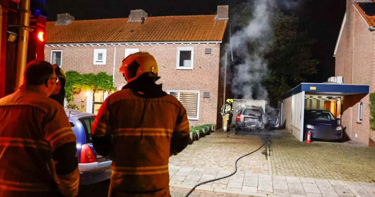 Auto door brand verwoest in Volkel, buurman voorkomt erger