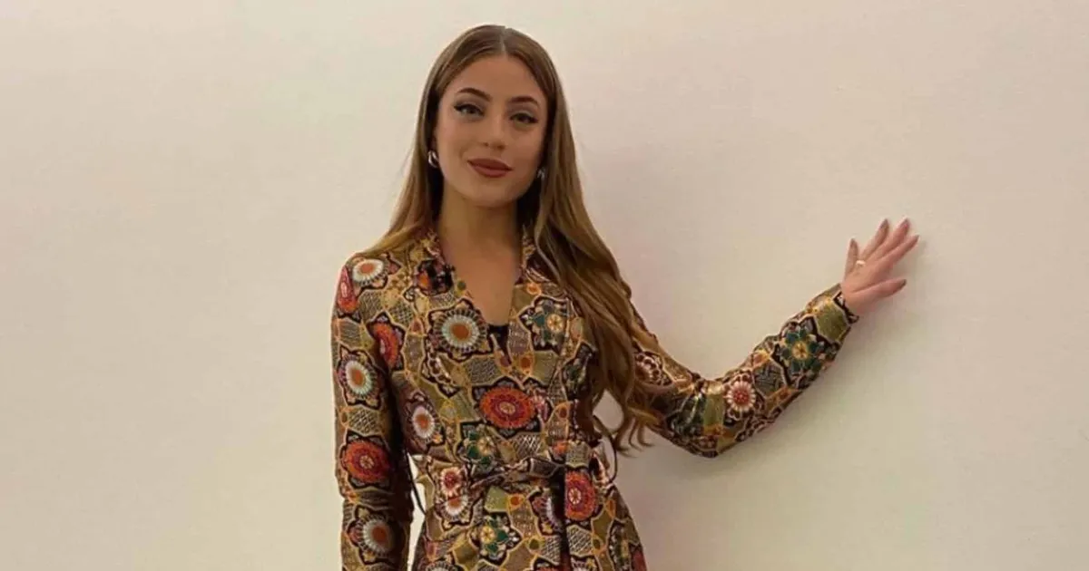 Zangeres Amy Vol van OGENE draagt strakke pakjes in nieuwe foto's