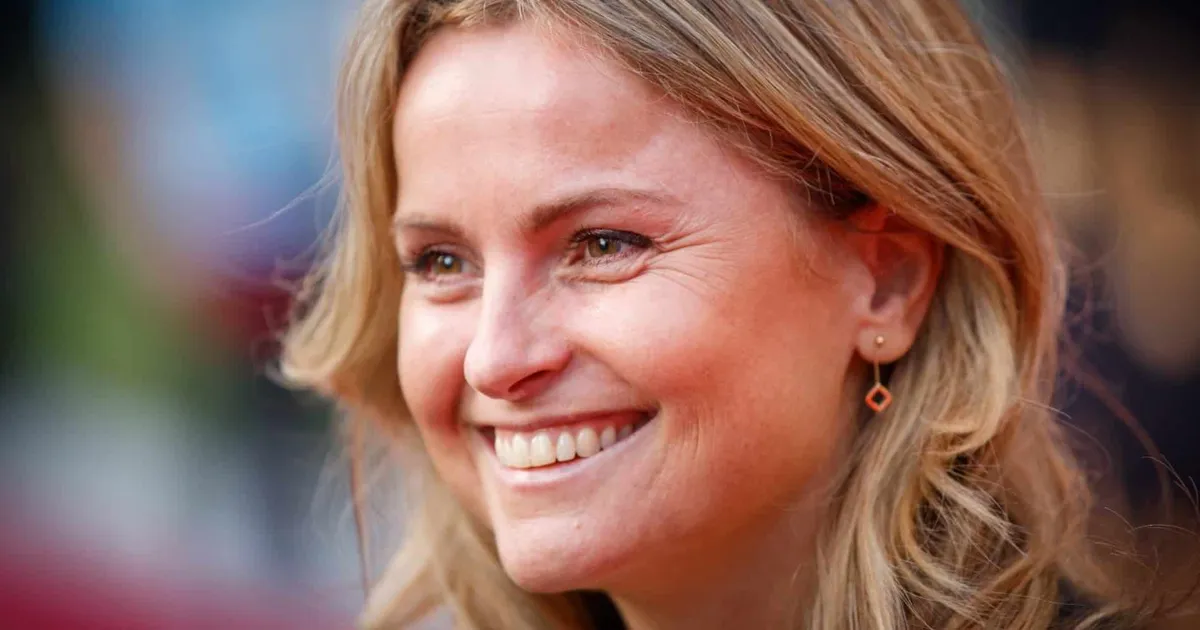 Fatima Moreira de Melo laat trots haar beeldschone swing zien op foto